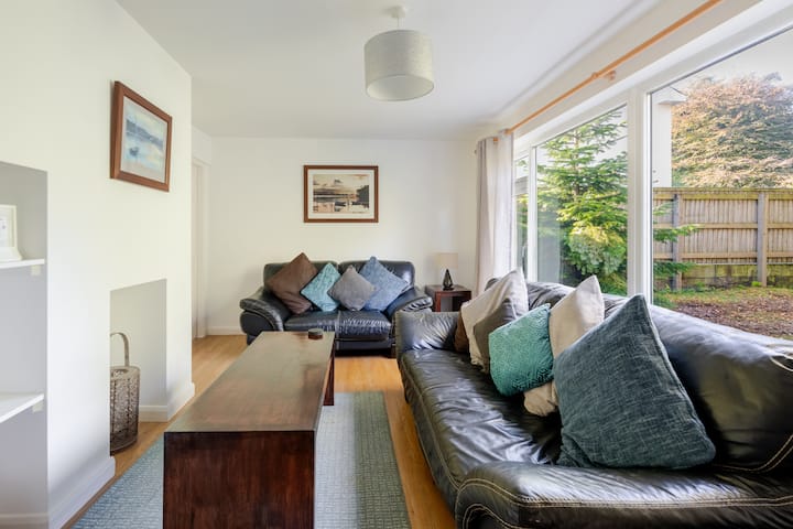 3 Bedroom Detached House, Treborth, North Wales - North Wales