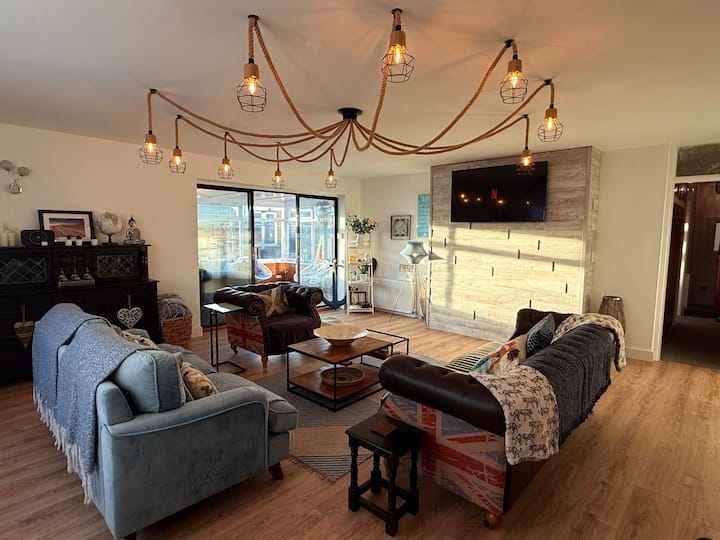 Beachfront Escape | Steps To Sand | Sleeps 8 | 4br - Mablethorpe