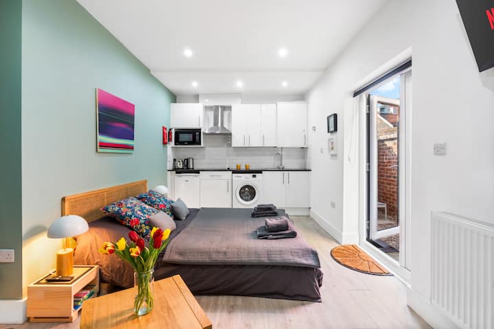 Quiet Hove Studio | Private Entry & Parking - West Sussex