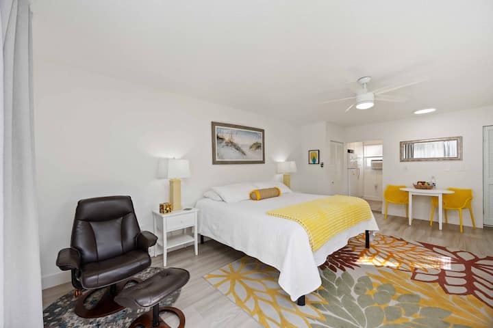 Super Cute Fun Studio Steps From Everything Beachy - マナソータ・キー, FL