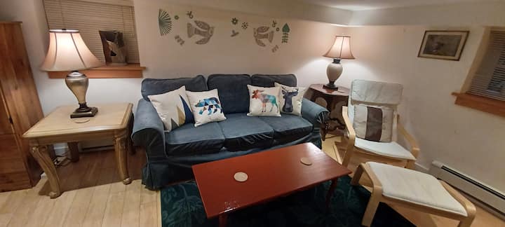 Quaint Westcoast Garden Level Studio Suite - New Westminster