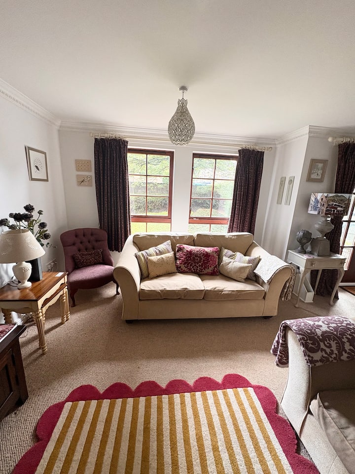 Entire Central Edin. 3 Bedroom Flat-
Free Parking - Edinburgh