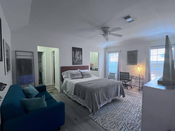 Chic & Cozy W/garage Parking - Arlington, TX