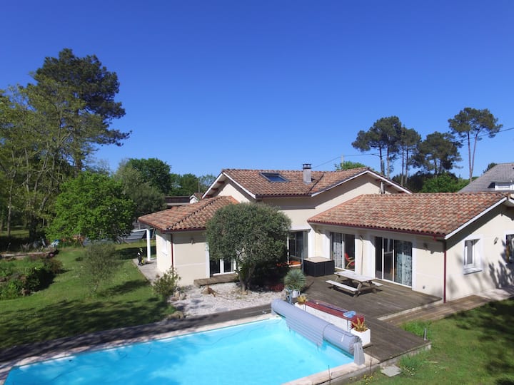Maison Avec Grand Jardin Et Piscine Couverte - Salles