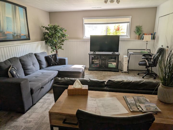 Family Friendly Suite, 12min To Shuswap Lake - Salmon Arm