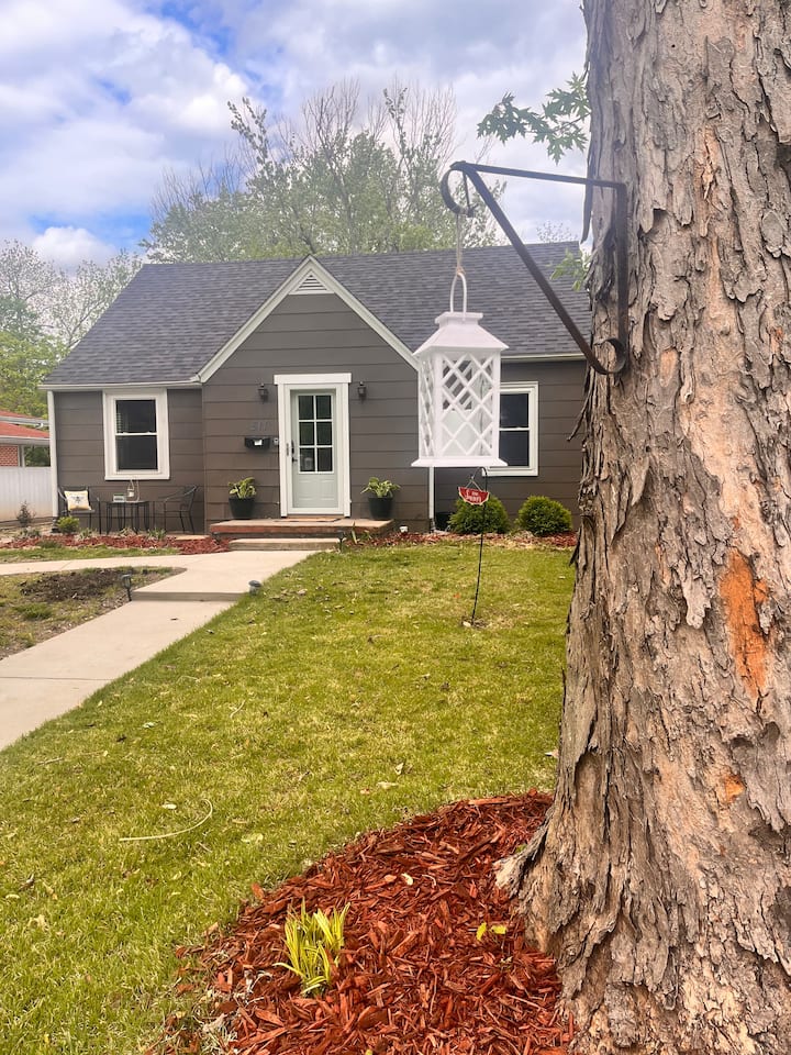 Relaxing 3 Bedroom Cottage In Quiet Neighborhood - Carbondale, IL