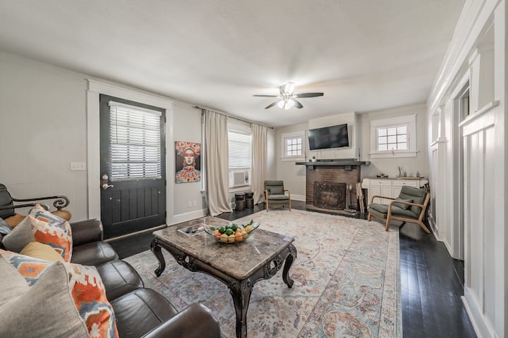 Beautiful Craftsman Home Near Downtown Fort Worth - Fort Worth, TX