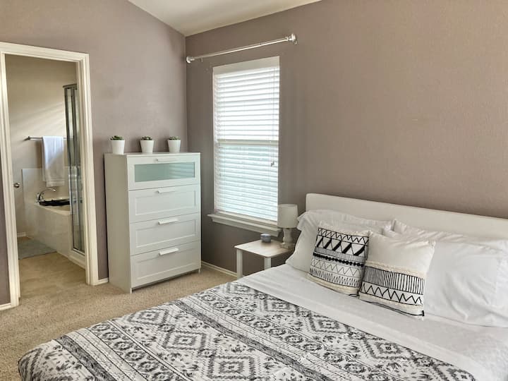 North Austin Villa Perfect For Extended Stays - Austin, TX