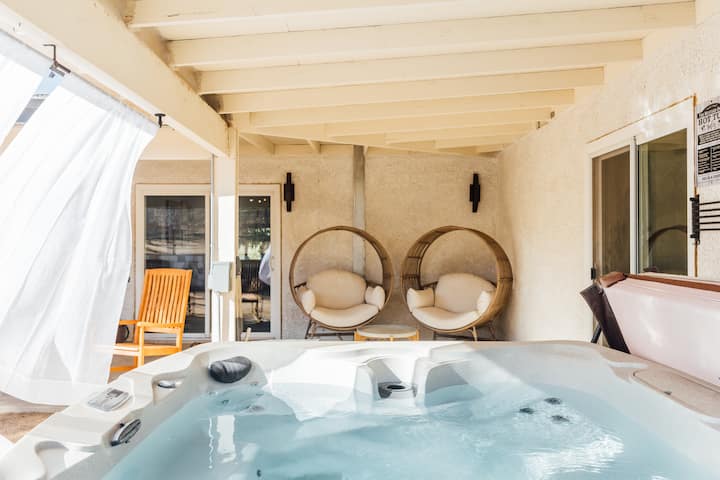 Stylish Retreat | Hot Tub, Fire Pit | Mins To Jtnp - Joshua Tree, CA