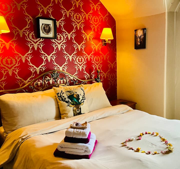 Peaceful Loch Home Surrounded By Mountains - Arrochar