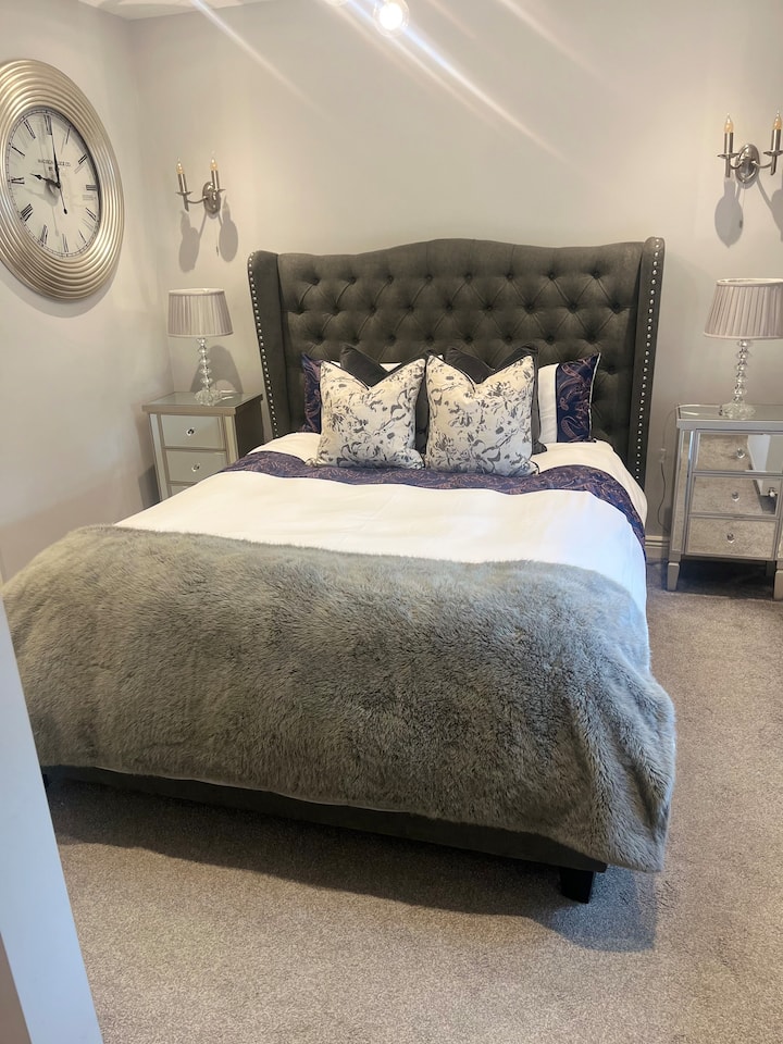 African Dance Apartment - Trim