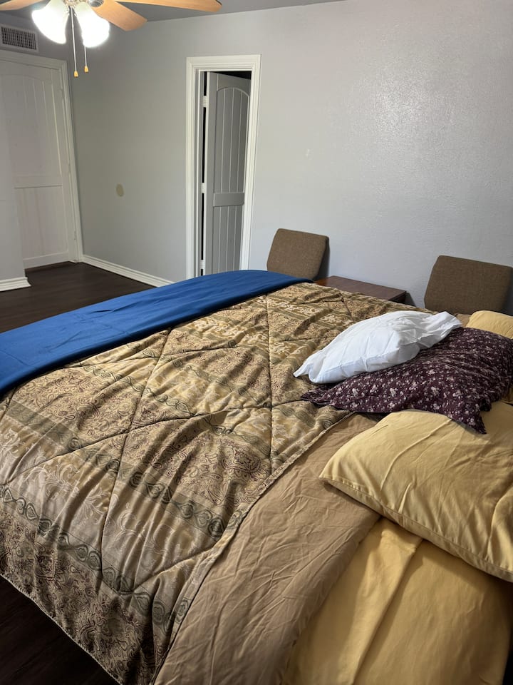 King Bed Private Room/restroom #8 @Grand Avenue - Arlington, TX
