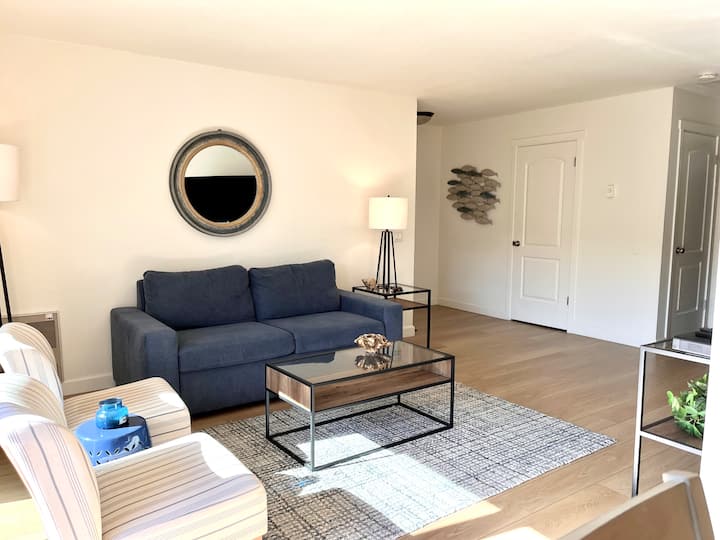 Peaceful Monterey Retreat - Gym, Pool, Parking - Monterrey, CA