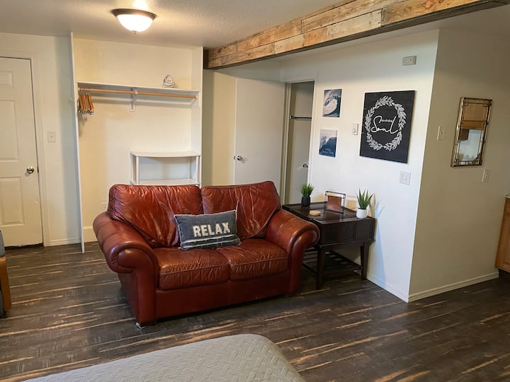 Pet Friendly- Rustic Relaxation Studio Long Term - Richland, WA