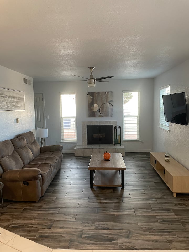 Cheerful 2 Bedroom, 2 Bathroom, Patio Townhome - El Paso, TX