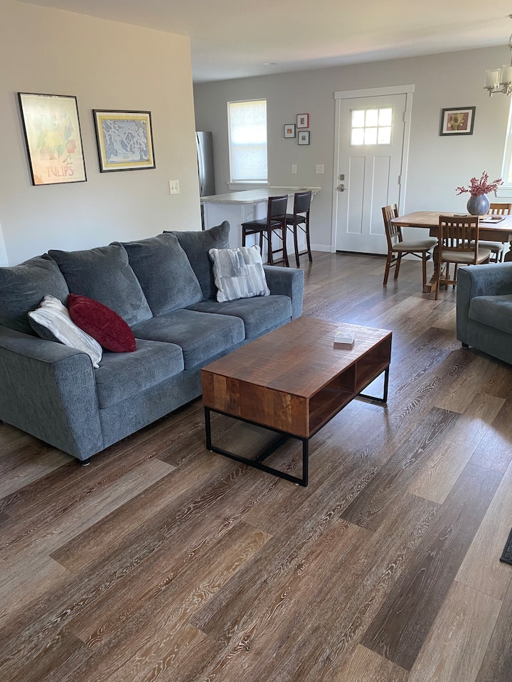 Bright, Centrally-located Anacortes Cottage - Anacortes, WA