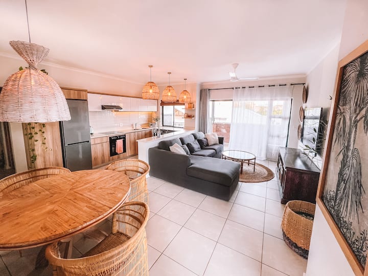Sunset Getaway - Luxury 2 Bedroom Apartment! - Dolphin Coast