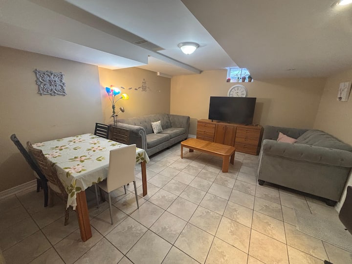 Spacious 2 Bedroom/ 2 Bed/1 Bath Apartment - Vaughan