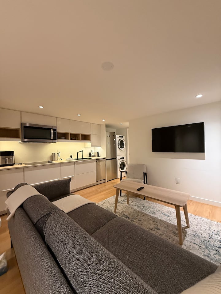 Beautiful And Modern Private Guest Suite -