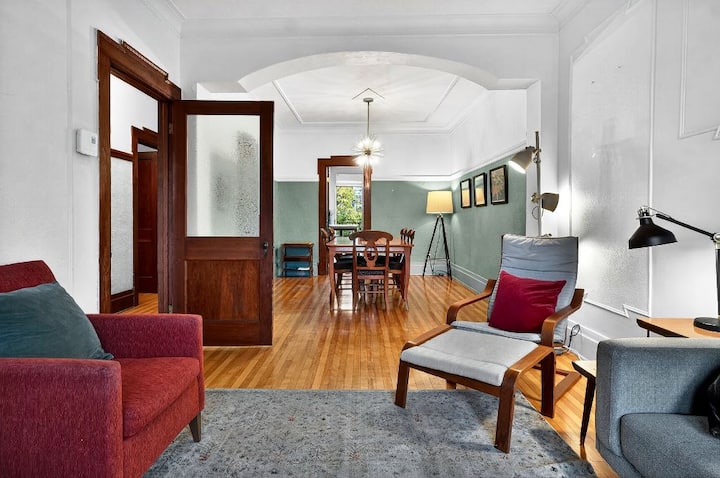 Spacious 3 Br Art Deco Apt, Ideal For Families! - Laval, Quebec, Canadà