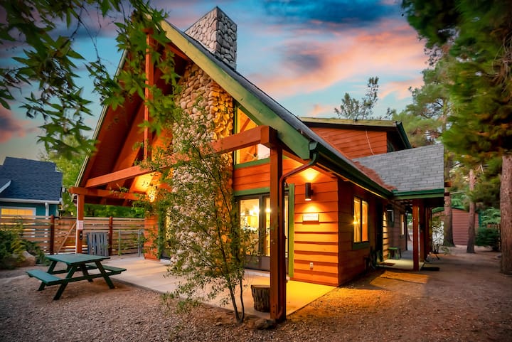 Riverfront Cabin With Deck Bbq And Stone Fireplace - Kernville, CA