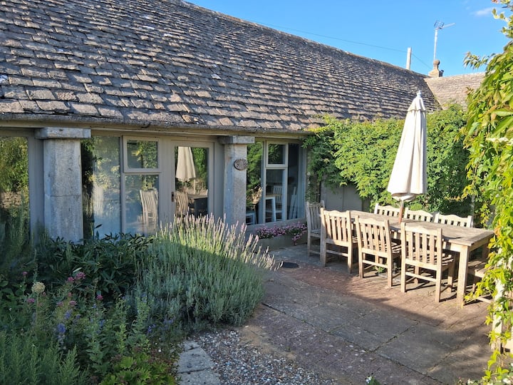 Cottage In An Idyllic Cotswold Village - Painswick