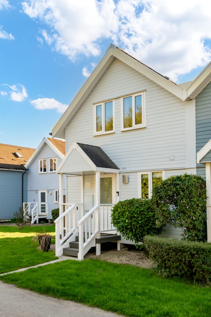 Serenity | Lakeside Cottage For 4 In Cotswolds - South Cerney