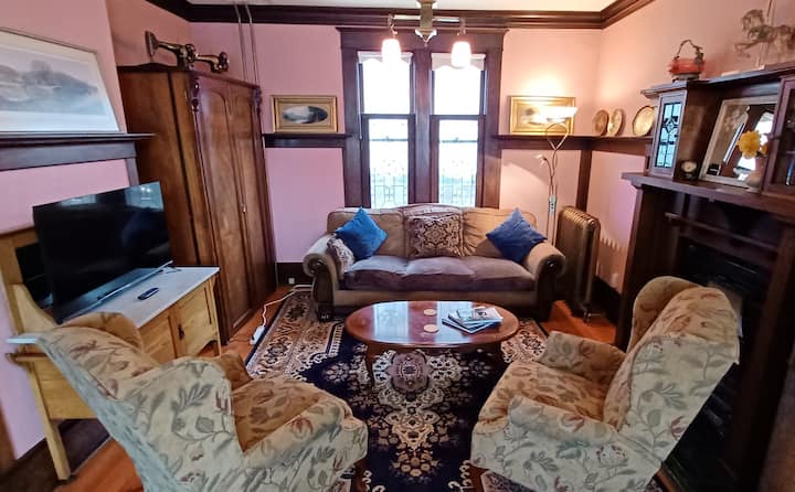 Grand Main Floor In Victorian Era House - Canadá