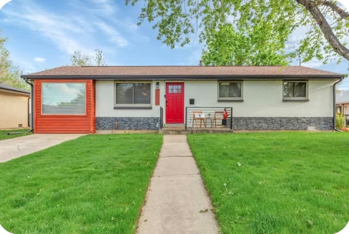 Arvada Getaway | Hot Tub | Fire Pit | Light Rail - Wheat Ridge, CO