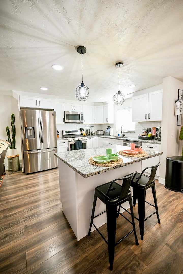 Arvada Getaway | Hot Tub | Fire Pit | Light Rail - Arvada, CO