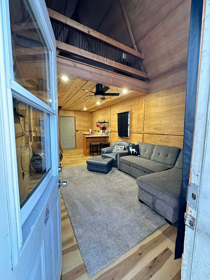 Bass Farm: Lake View Loft Cabin - Alaska