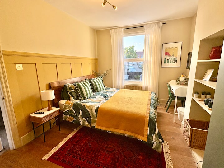 Quiet Bedroom With King Bed, Tv & Private Bathroom - Bromley