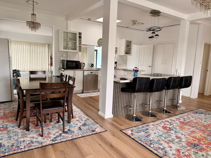 A Gorgeous Renovated House Close To All Amenities - Kingswood