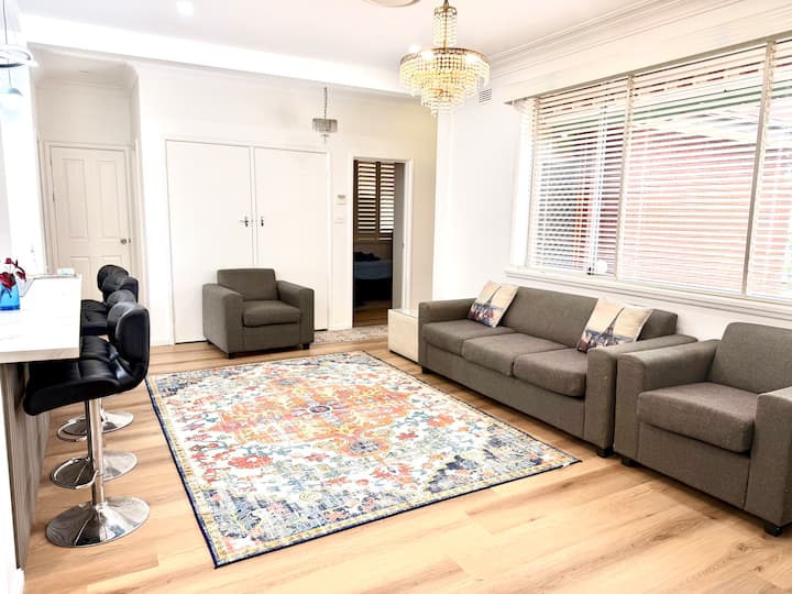 A Gorgeous Renovated House Close To All Amenities - Penrith