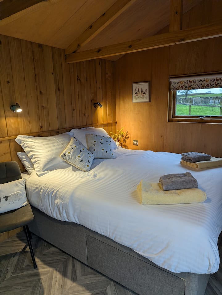 Lapwing Luxury Hen Hut - Malham Tarn