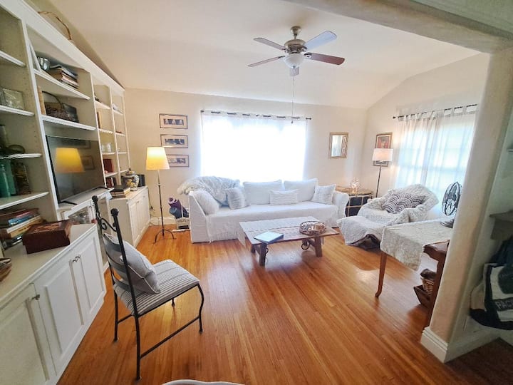 Entire Cozy 2 Br House & Huge Yard In The Valley! - Los Angeles, CA