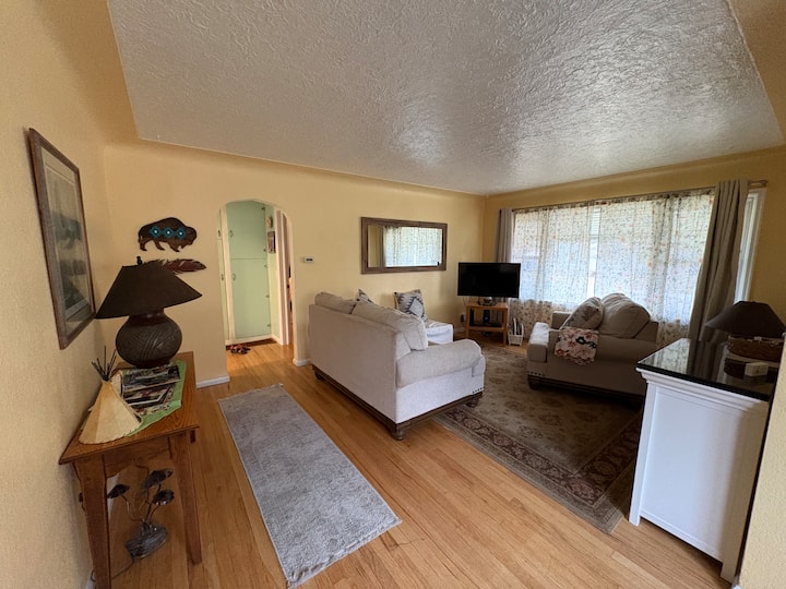 Small, Cheerful 2 Bedroom Home, Quiet Neighborhood. Close To Downtown, Hospitals And Msu-b. Fenced In Yard. Free Parking In Driveway And Street. - Billings, MT