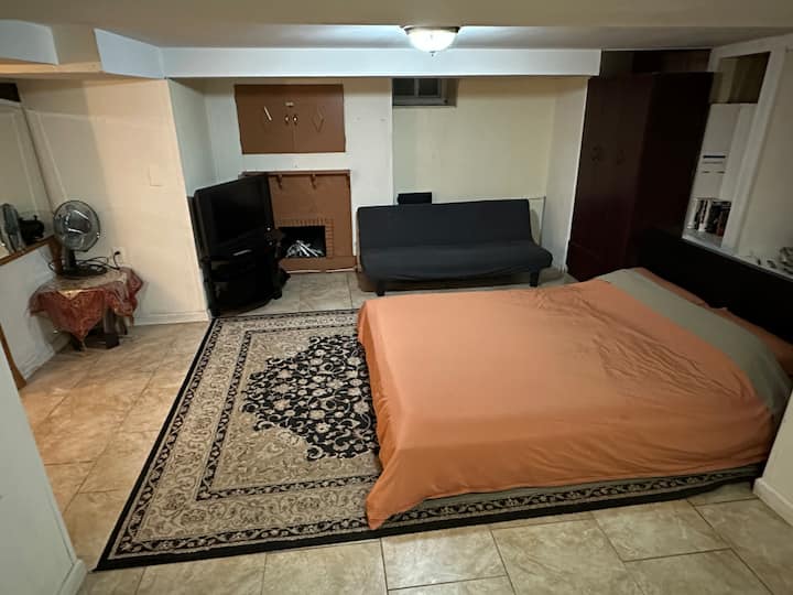 Independent 1-bedroom Basement Apartment - New York