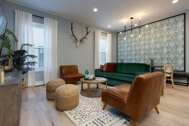 Luxury Downtown Townhome - Elevated Skyline Views - Nashville, TN