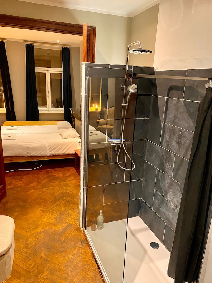 Herenhuis Met 3 Badkamers En 3 Ruime Slaapkamers - Antwerp, Belgium