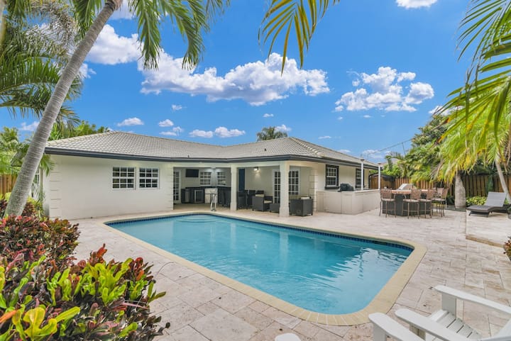 Luxurious Backyard Oasis Pool Outdoor Kitchen Bar - Boca Raton, FL
