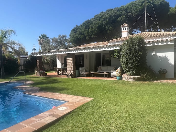 Villa En Pleno Corazón De Vistahermosa - Cádiz