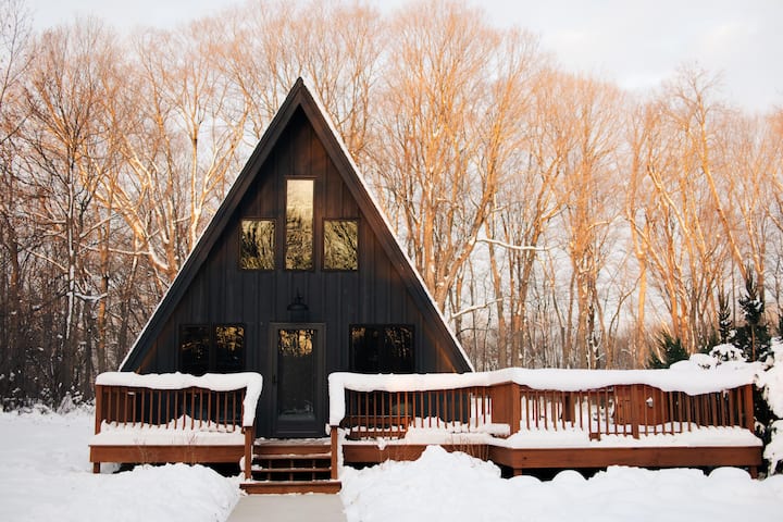 Elkhart A-frame, Wooded Retreat Near Road America - United States