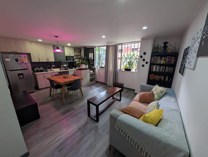 Stylish Apartment In The Vibrant Laureles Barrio! - Medellín