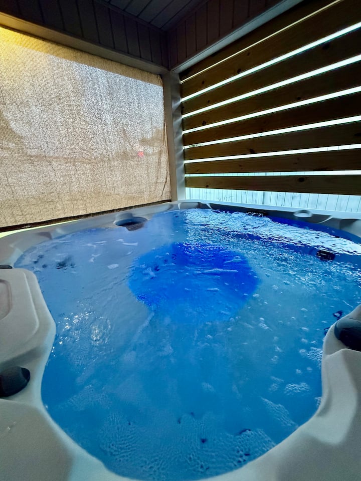 Varona's Sunshine : New Relaxing Home With Hot Tub - Lake Charles, LA