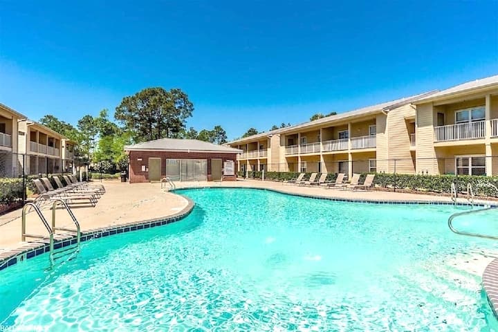Lovely 2-bedroom Condo With Pool - Alabama