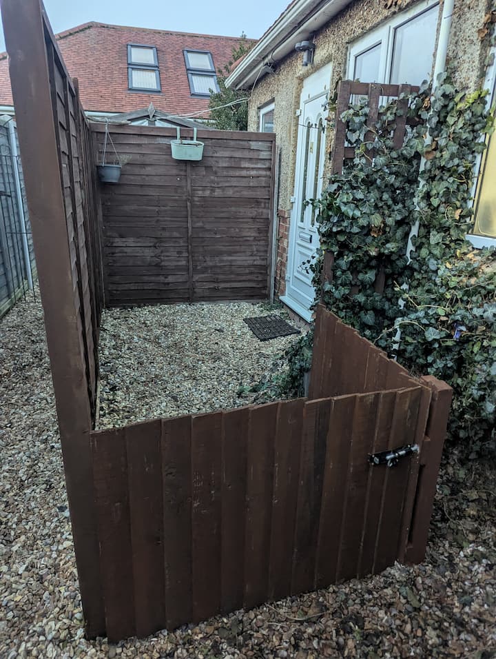 Conifers' End  -  The En-suite - Snettisham