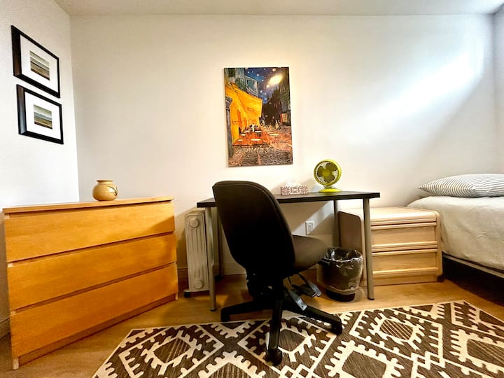 Bright Room - West Vancouver