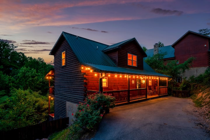 1 Mi To Strip! Spacious/ Pool/ Games/ Hot Tub/ Pet - Pigeon Forge, TN