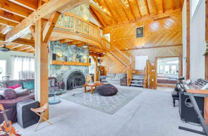 Winter Paradise: Lodge With Private Indoor Pool - Newtown, CT